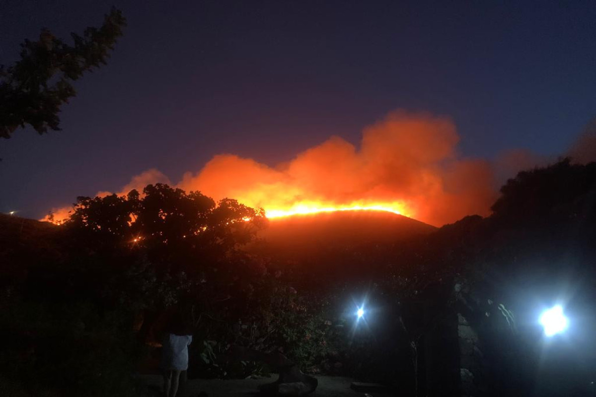 Terrifying fire breaks out in Sicily’s Pantelleria near home of Italian ...