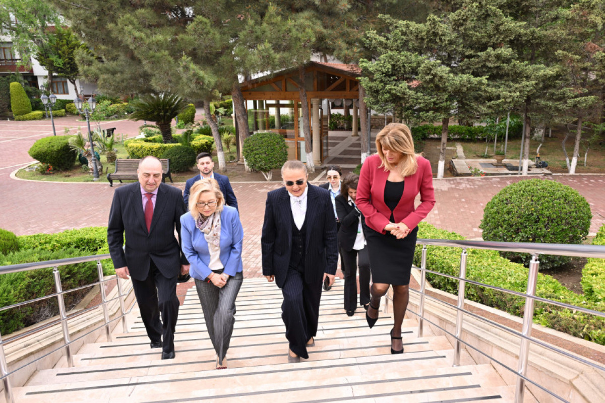 Bulgarian First Lady got acquainted with samples of Azerbaijani ...