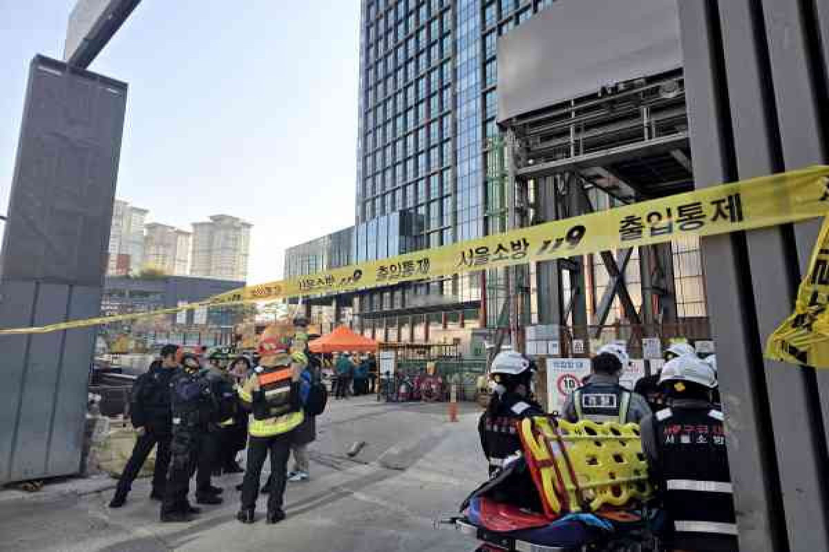 Collapse at Seoul metro station leaves seven trapped under debris