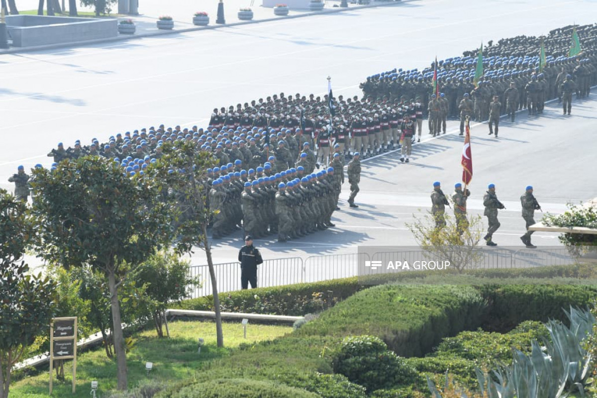 Turkish and Pakistani soldiers march in a military parade in Baku -PHOTO