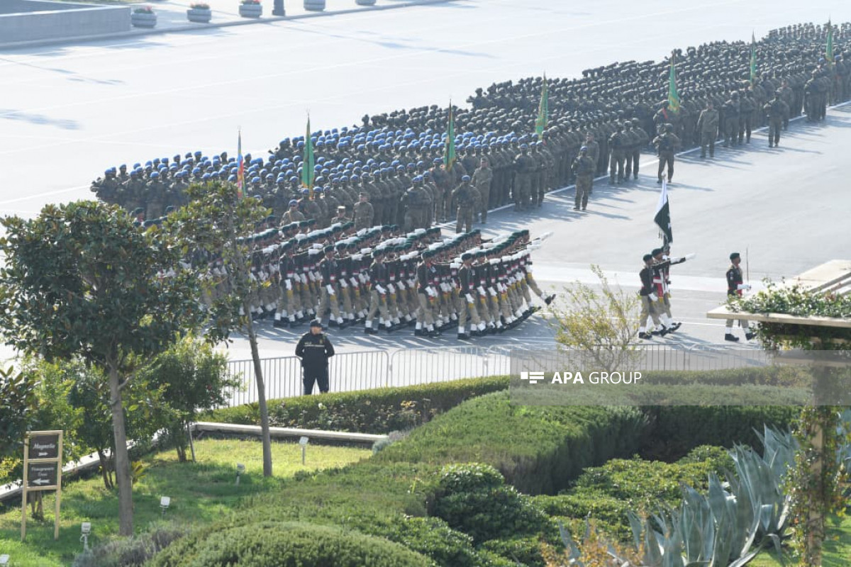 Turkish and Pakistani soldiers march in a military parade in Baku -PHOTO