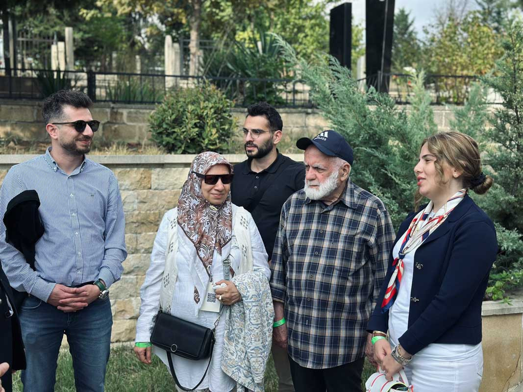 Descendants of poet Imadeddin Nasimi visit Shahkhandan mausoleum -PHOTO